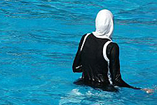 Muslim woman swimming pool – Petterssons gör Sverige lagom!