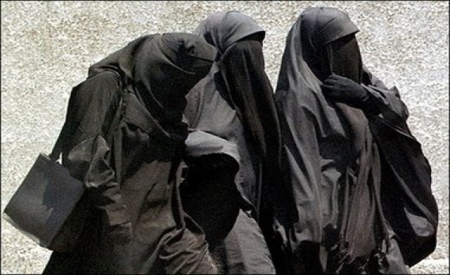 Hijab-vandring i Stockholm – Petterssons gör Sverige lagom!