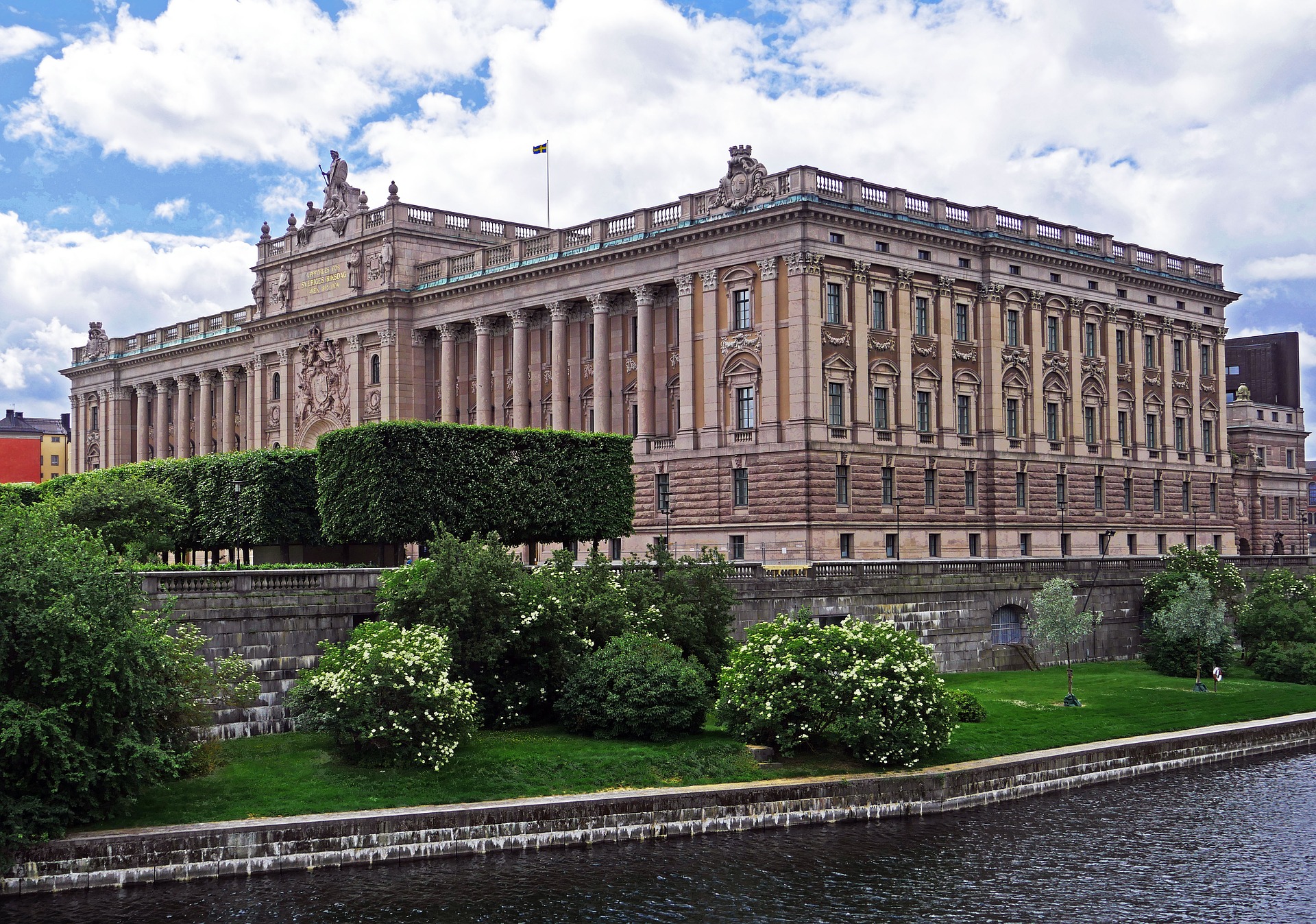 Partiledardebatten i Sveriges Riksdag idag – Petterssons gör Sverige lagom!