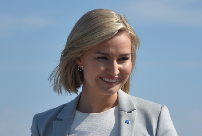 Ebba rider på en tiger – Petterssons gör Sverige lagom!