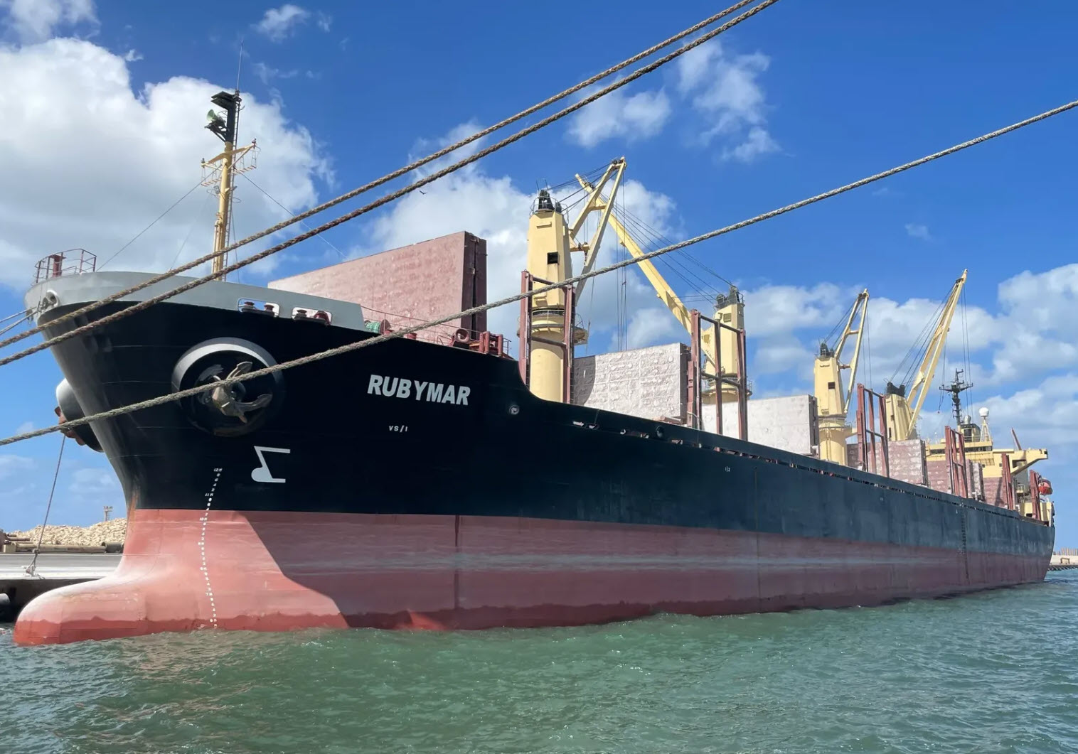 Attackerat fartyg kan sjunka i Röda havet – Petterssons gör Sverige lagom!