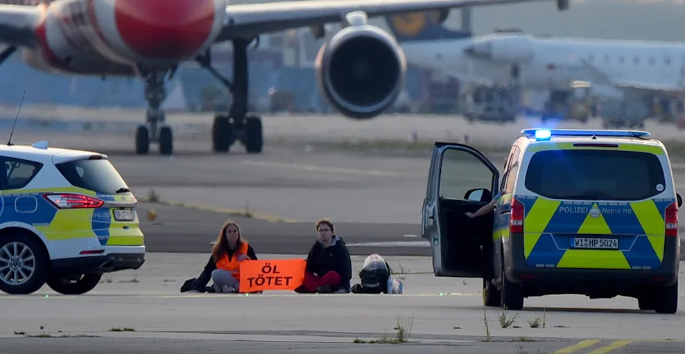 Klimatbrottslingar blockerar Frankfurts flygplats – alla flyg inställda ...