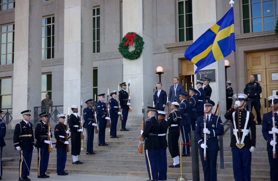 Försvarsminister Pål Jonson besöker USA – Petterssons gör Sverige lagom!